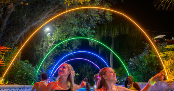 AquaGlow retorna ao Aquatica Orlando com experiências inéditas e muito neon